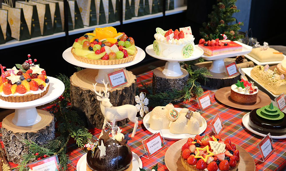 緑のチョコツリーに熊のぬいぐるみ!? 個性派クリスマスケーキが駅ナカに登場 | kufura（クフラ）小学館公式