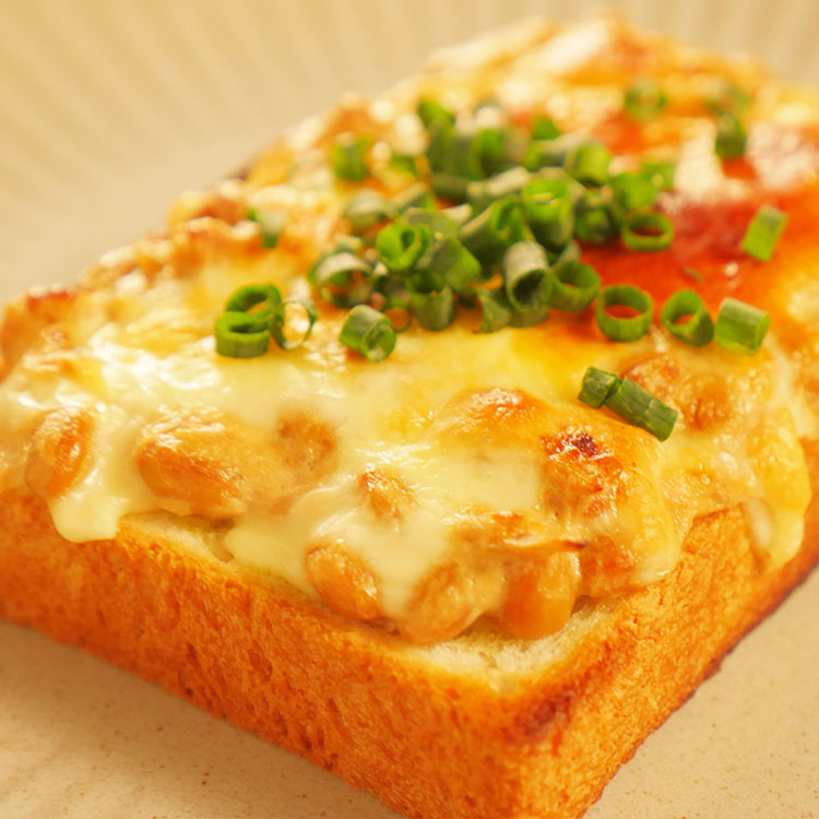 【トースト1週間アレンジ#金曜日】実は相性抜群！「納豆ピザトースト」のレシピ | kufura（クフラ）小学館公式