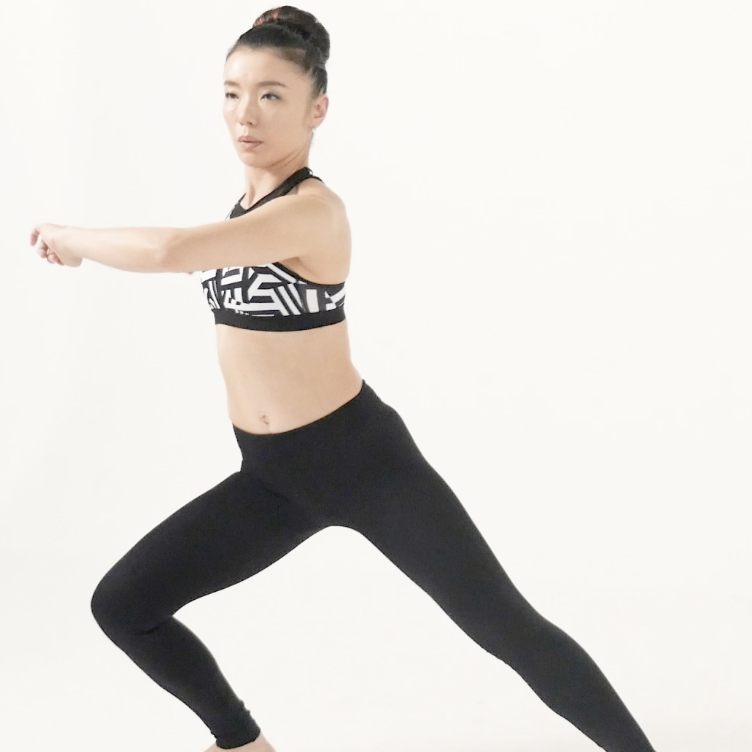 惚れる美尻とくびれを一気につくる！「サイドランジ ツイスト」まいにちエクササイズ♯23 | kufura（クフラ）小学館公式